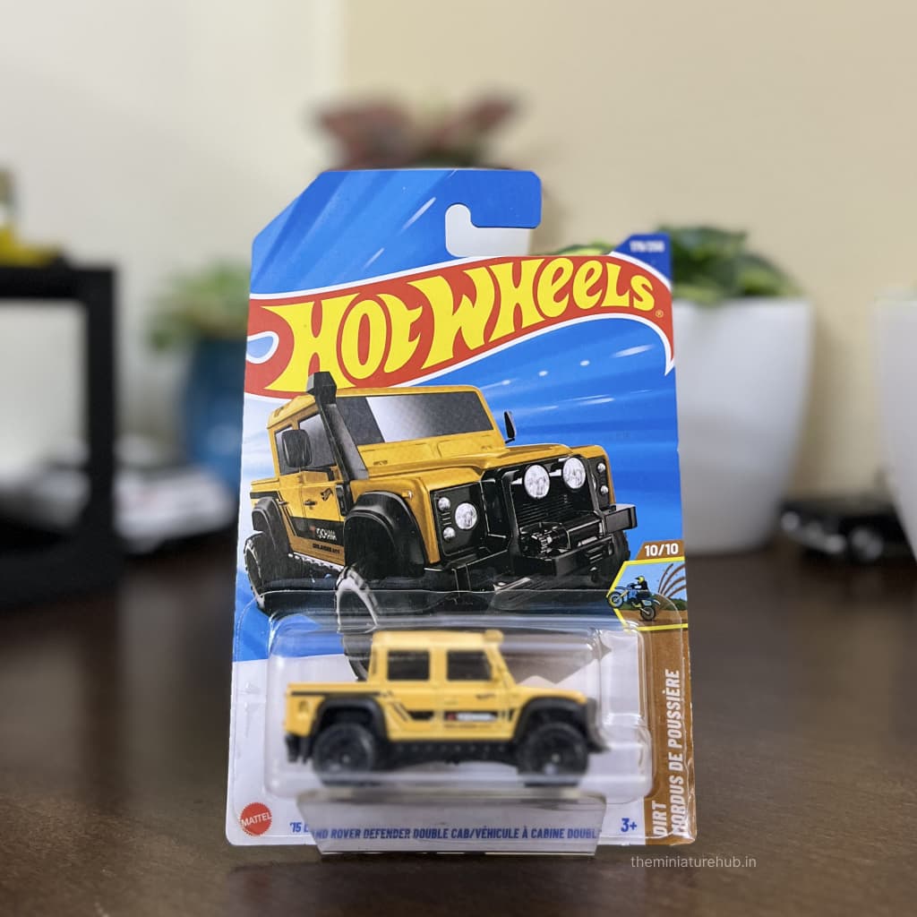 HW 2015 Land Rover Defender Double Cab. Yellow - Dirt | The Miniature Hub
